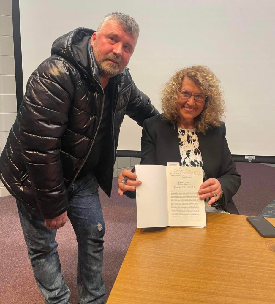 Promovohet në Çikago libri “Lulja e Vlorës” i Dr. Anna Kohen – Tirana ...
