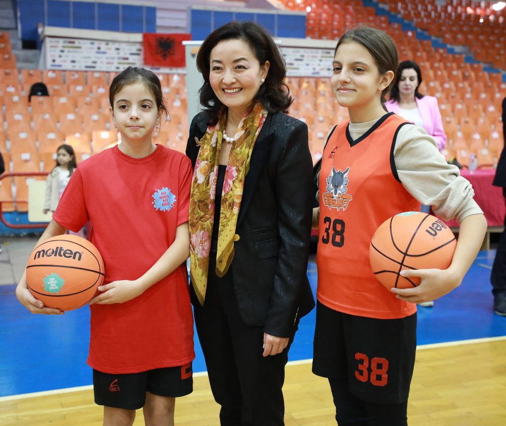 Një foto me Yuri Kim! – Tirana Diplomat