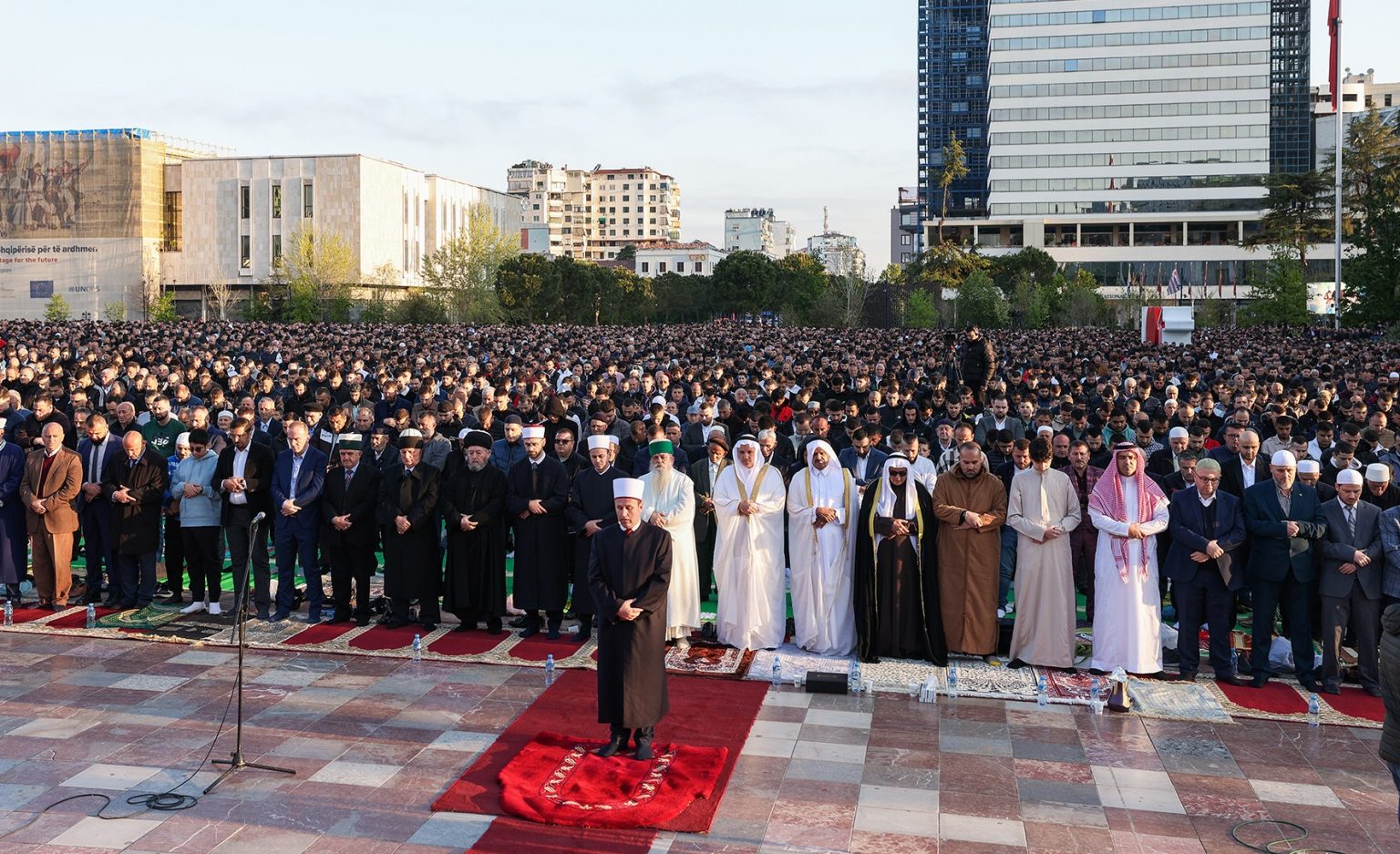 Festohet Fitër Bajrami, besimtarët myslimanë falin namazin – Tirana ...