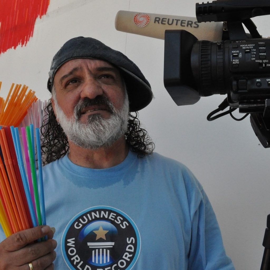 Një ditë te “Patrioti” Saimir Strati, artisti i 11 Rekordeve Guinness ...