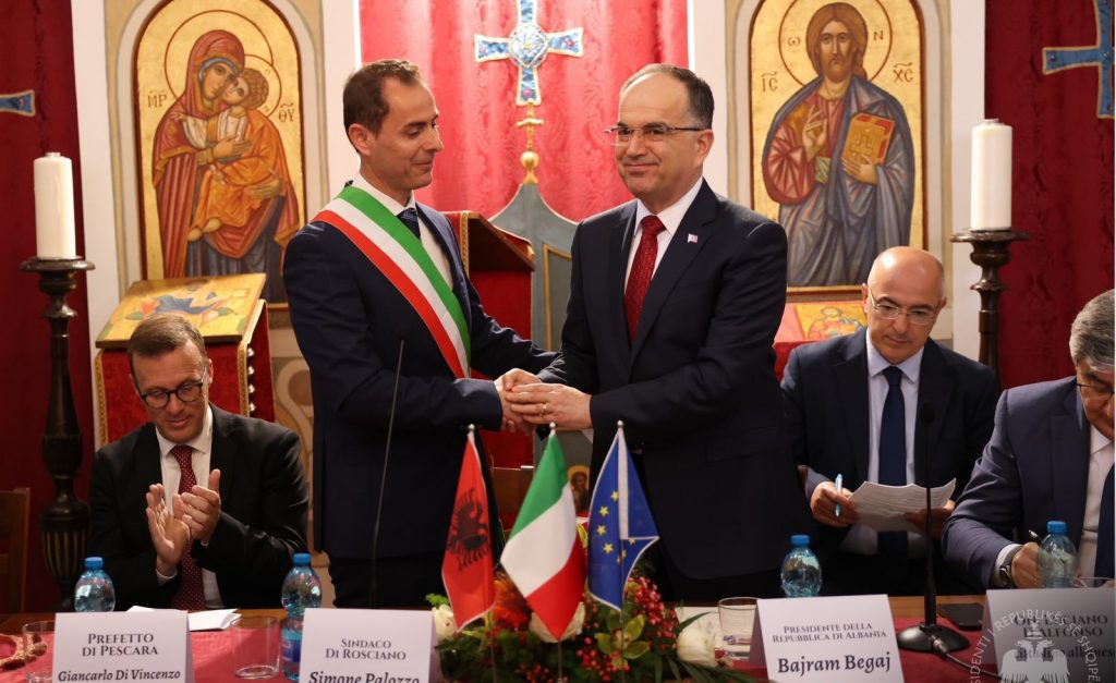 Presidenti Begaj shpallet “Qytetar Nderi” nga Komuna e Roshanos ...