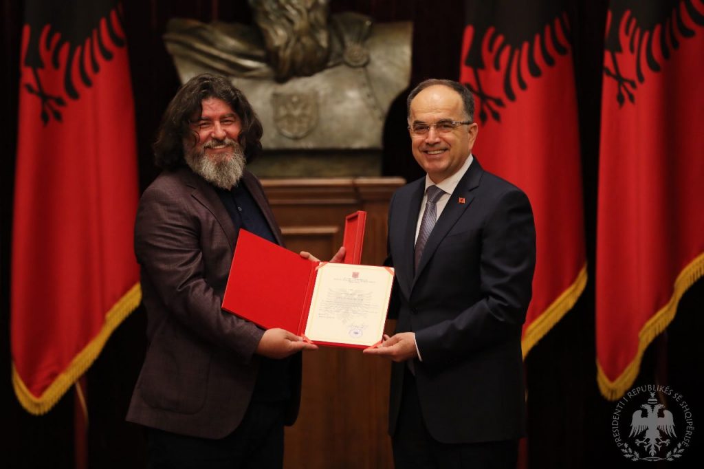 “Mjeshtër i Madh” për piktorin e njohur Helidon Haliti – Tirana Diplomat “Mjeshtër i Madh” për piktorin e njohur Helidon Haliti – Tirana Diplomat