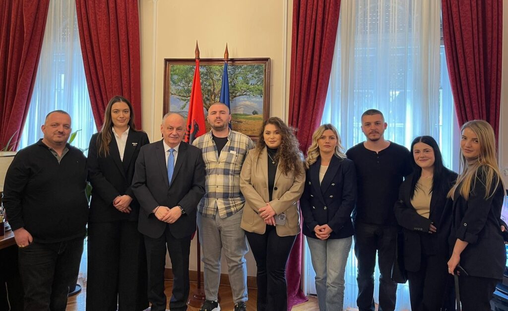 Ambasadori Canaj takim me studentët shqiptarë në Universitetin ...