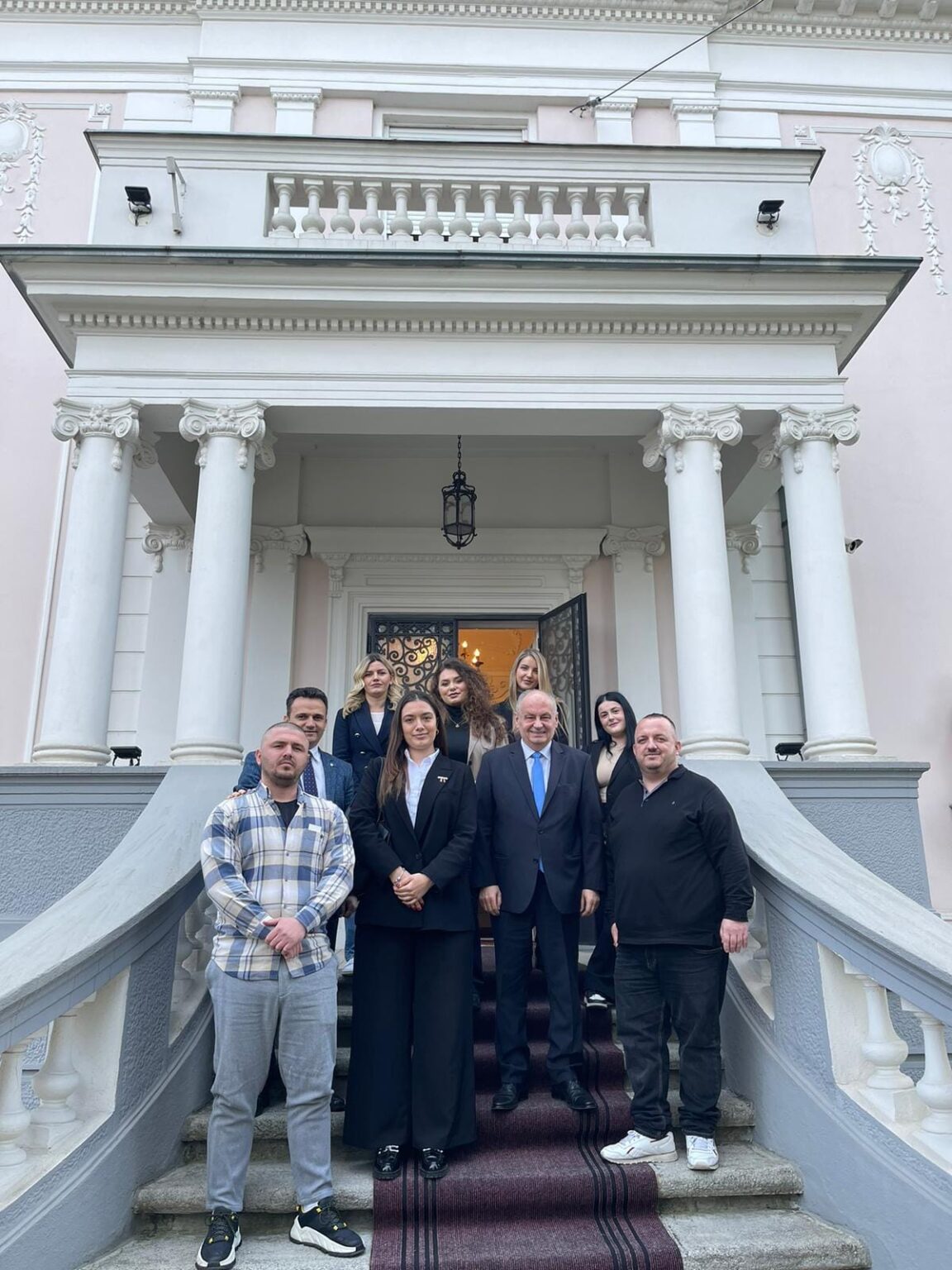 Ambasadori Canaj takim me studentët shqiptarë në Universitetin ...