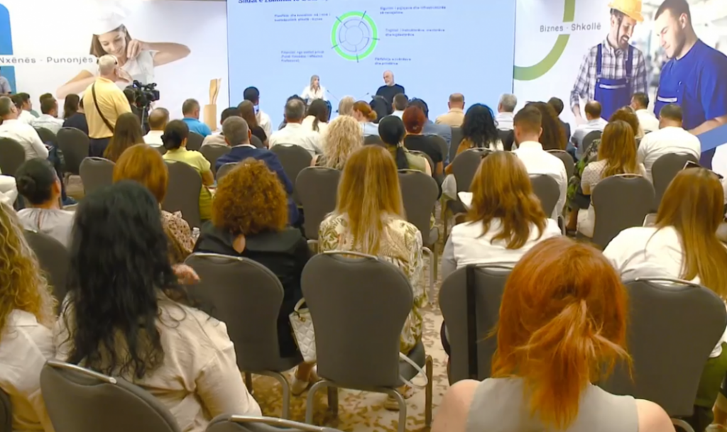 Manjani: Në shtator nis projekti pilot i sistemit dual në 10 shkolla ...