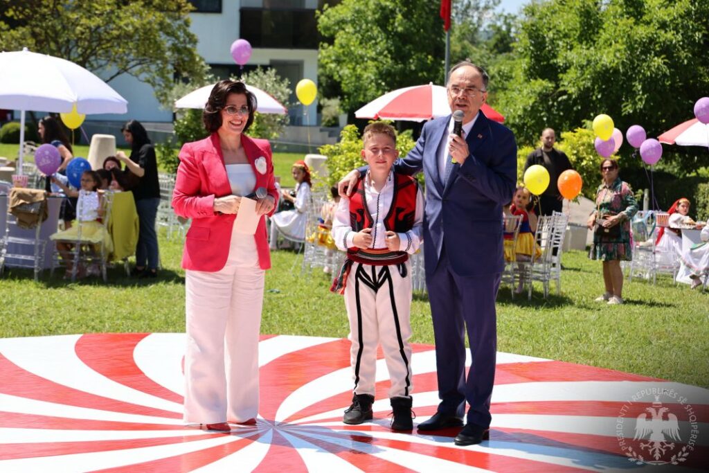 1 qershori, Presidenti Begaj dhe Zonja e Parë, festë me fëmijë nga ...