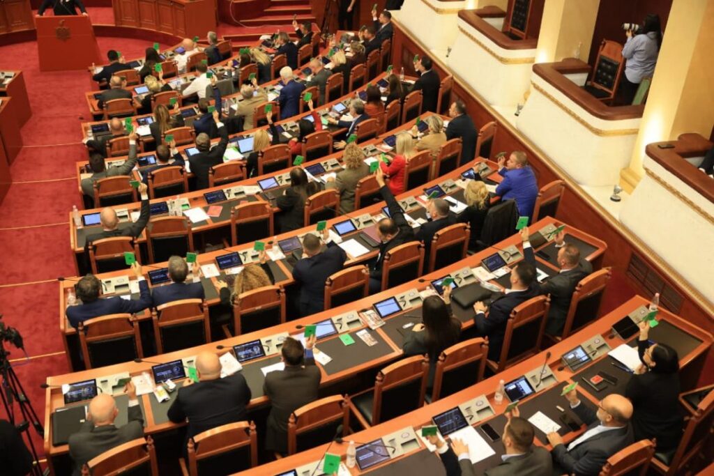 Miratohet me 77 vota pro ligji për barazinë gjinore – Tirana Diplomat